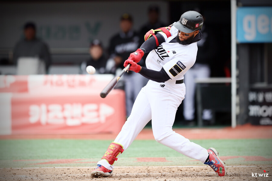 '이래서 우승후보' 로하스 홈런에 박영현 KKK 빛났다…KT, SSG 가볍게 제압 [수원 게임노트]