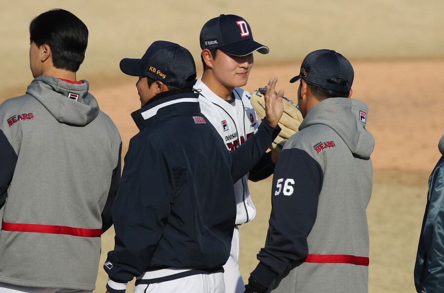 "158km 같았다" 류현진 킬러도 깜짝, 두산 괴물신인 벌써부터 난리법석