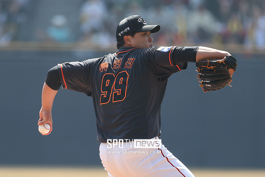 'LG 킬러였는데' 류현진 4188일 만의 복귀전에서 3⅔이닝 5실점 패전 위기…'알까기' 실책에 울었다