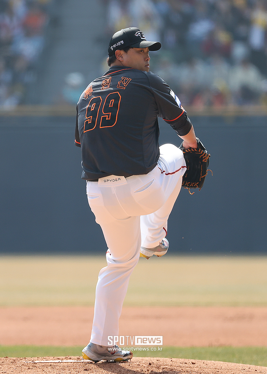 'LG 킬러였는데' 류현진 4188일 만의 복귀전에서 3⅔이닝 5실점 패전 위기…'알까기' 실책에 울었다