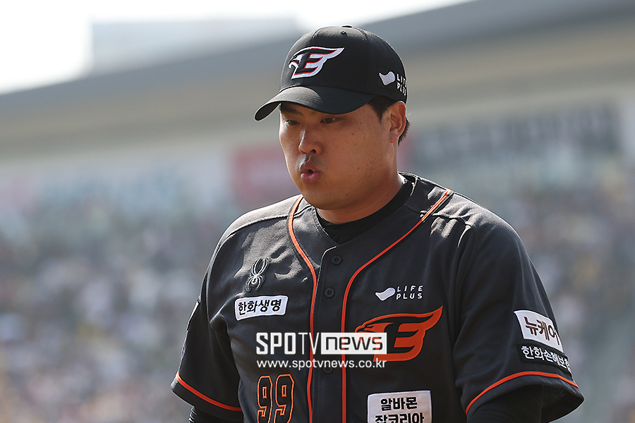 'LG 킬러였는데' 류현진 4188일 만의 복귀전에서 3⅔이닝 5실점 패전 위기…'알까기' 실책에 울었다