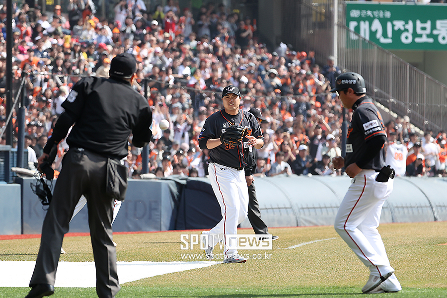 10만 3841명 개막전 매진 "밤 9시부터 기다렸다" 야구의 봄은 뜨겁다! 역대 개막일 관중 3위 기록(종합)