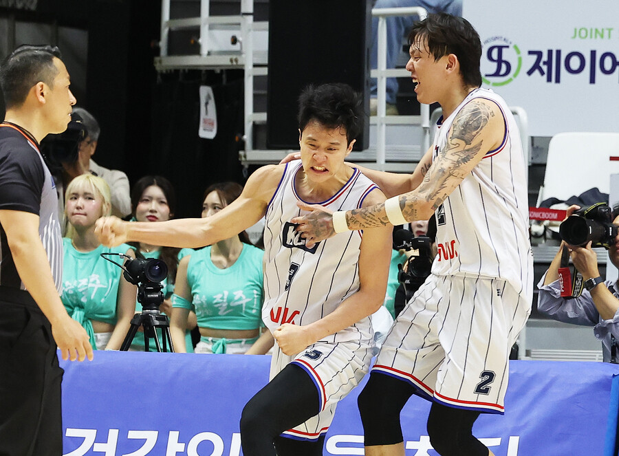 '송교창-허웅 나란히 17득점' 슈퍼팀 KCC, KT 압도하며 승리…우승 확률 69.2%에 올라 탔다