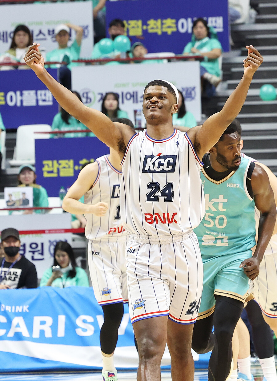 '송교창-허웅 나란히 17득점' 슈퍼팀 KCC, KT 압도하며 승리…우승 확률 69.2%에 올라 탔다