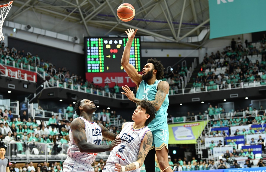 '반격의 첫 승' KT는 어떻게 KCC 잡았나…배스 36점 원맨쇼→허웅 실책→송교창 퇴장