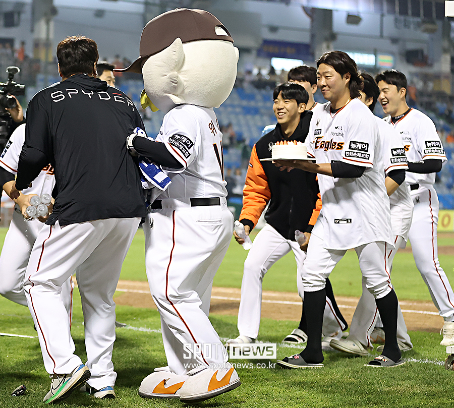 [포토S] 류현진, '케이크 맞기 1초 전'