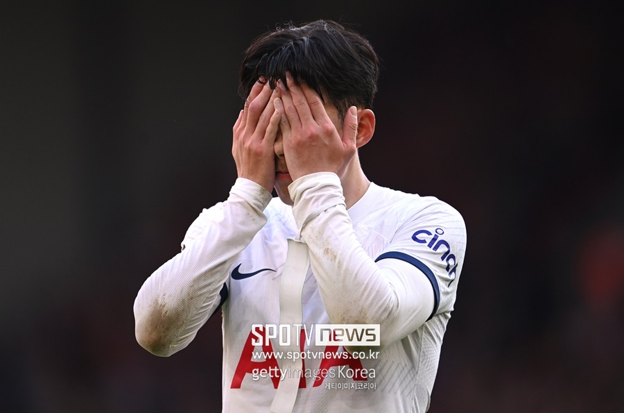 'EPL 300경기+120골' 이런 대기록을 남기고도…웃지 않고 '고통' 입에 올린 캡틴 SON