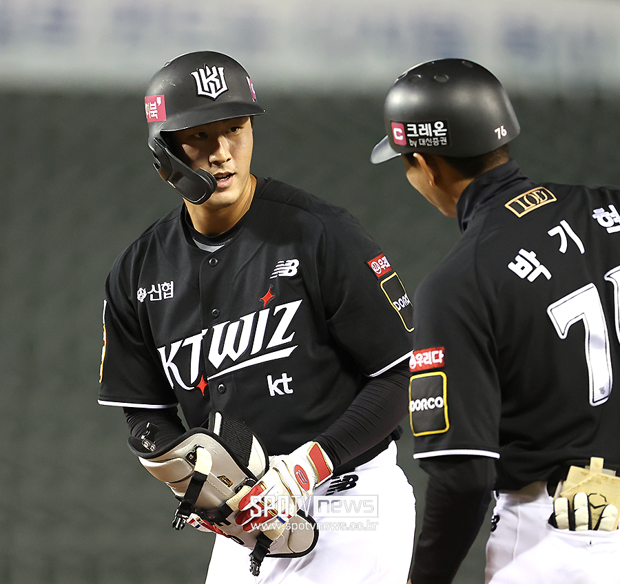 [포토S] 안타 날린 김건형