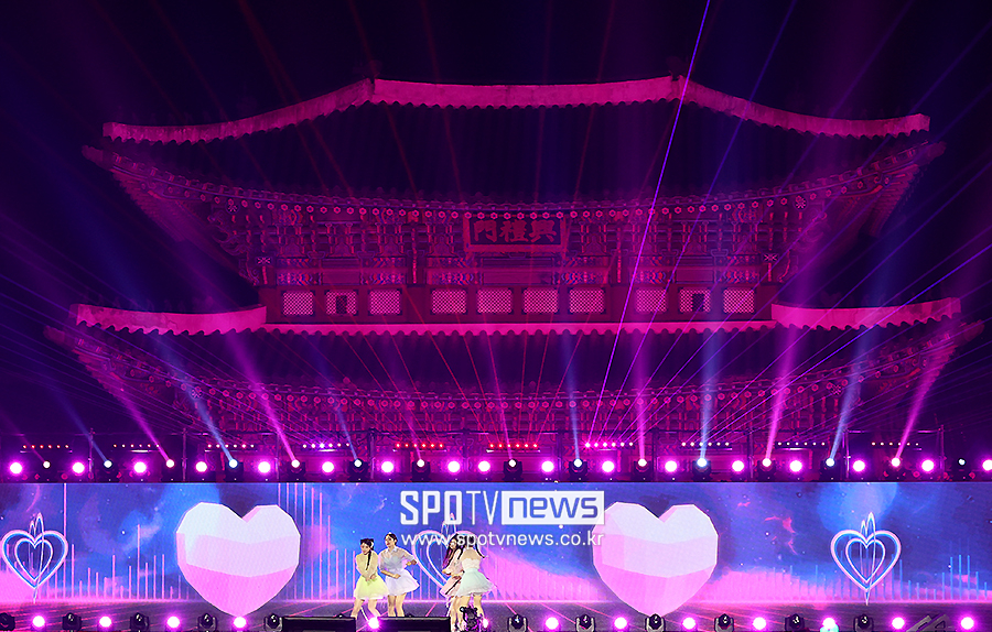 [포토S] 경복궁에서 무대 펼치는 뉴진스