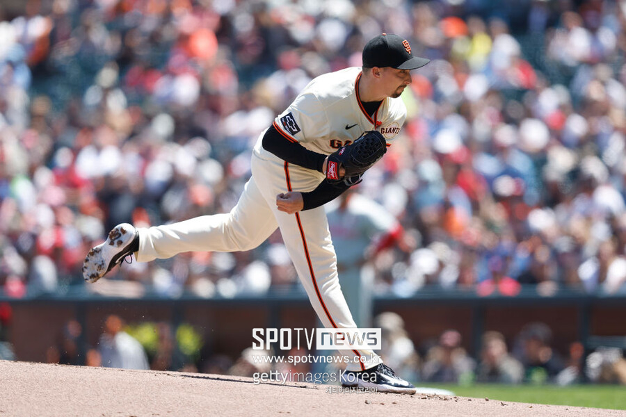 대체 어떻게 사이영상 받은거야…157km 던져도 계속 맞는다 'ERA 10.42 망연자실'