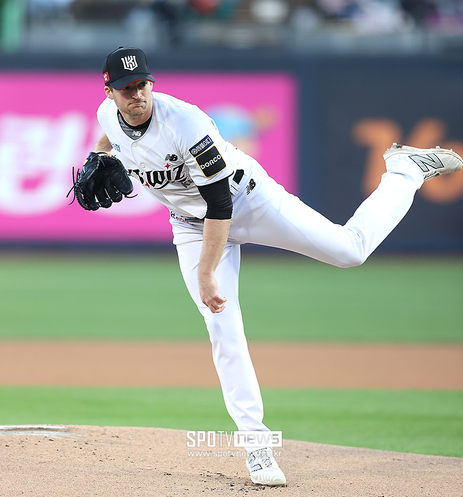 "쉬고 싶다" 자취 감췄던 15승 에이스, 마침내 149km 생존신고…수술 받았던 신인왕도 복귀 시동