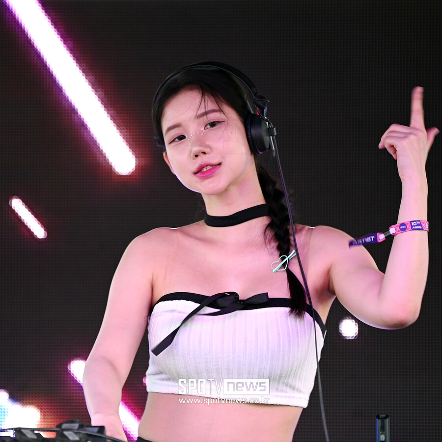 [포토]'울트라 뮤직 페스티벌'에서 무대 선보이는 DJ 미우