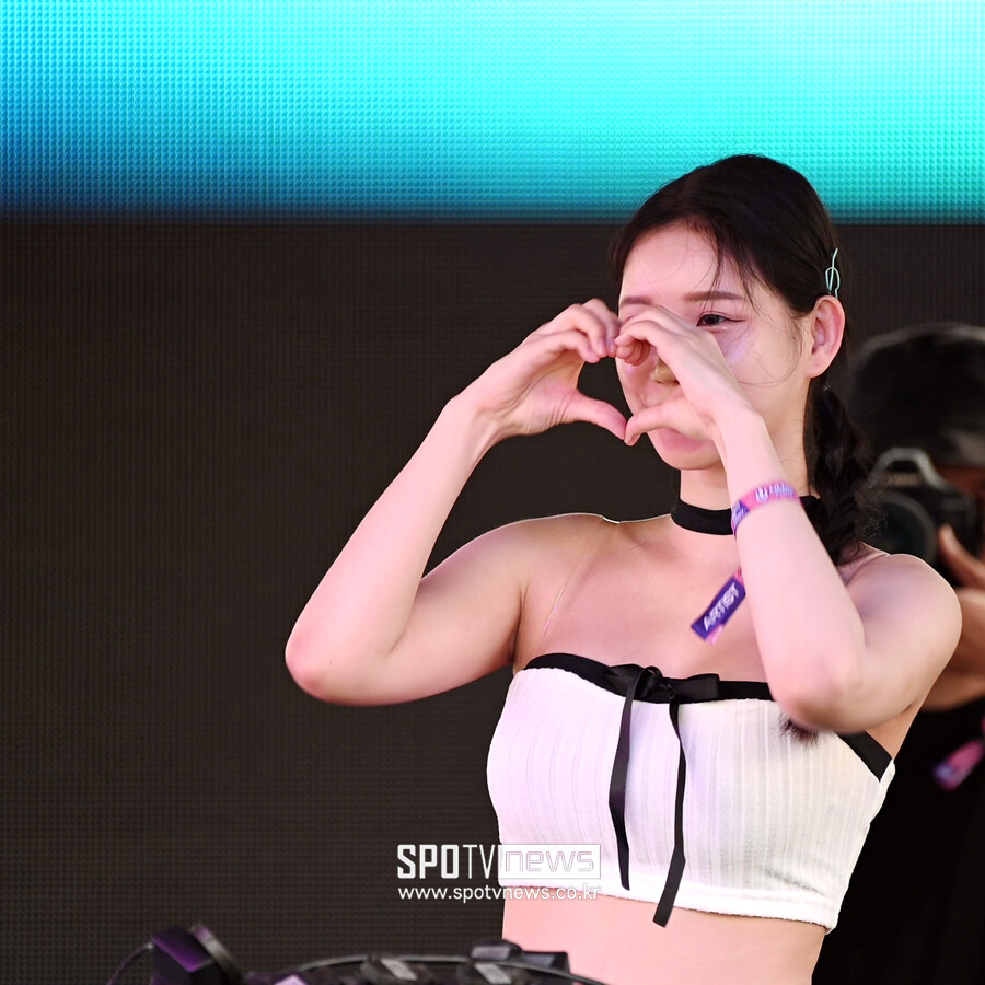 [포토]UMF 무대 달구는 DJ 미우 '완전 사랑스럽죠?'