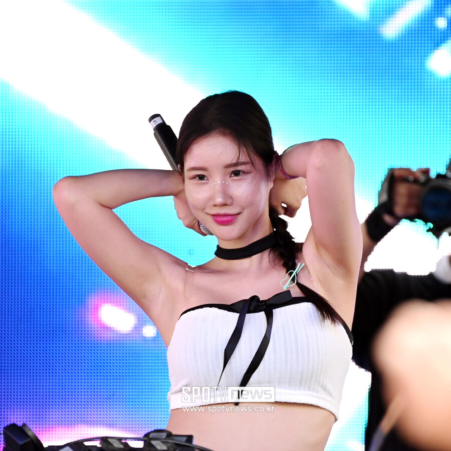 [포토]UMF 무대 달구는 DJ 미우 '완전 사랑스럽죠?'