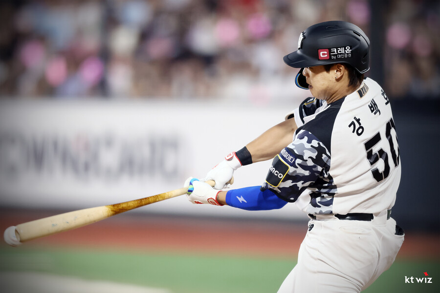 [수원 게임노트] ‘강백호 결승포 쾅!+박영현 SV’ kt, 삼성 2-1로 꺾고 DH 2경기 승리