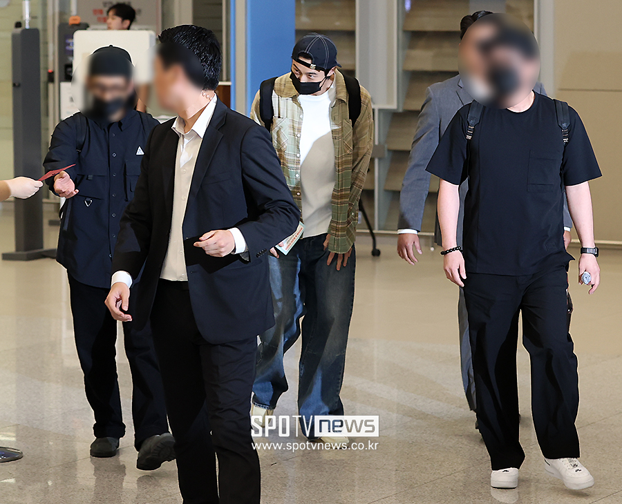 [포토S] 팬들에게 인사하는 변우석