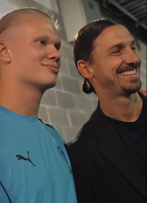 "당신은 나의 아이돌입니다!" 우상 마주친 '90골' 괴물 공격수, 특별한 사인 화제 "진짜 레전드"