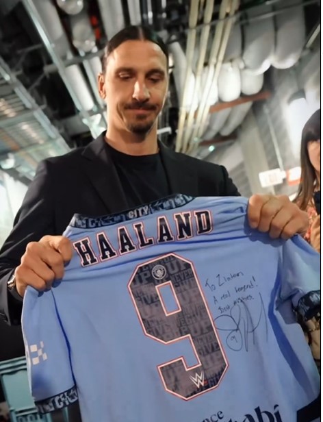 "당신은 나의 아이돌입니다!" 우상 마주친 '90골' 괴물 공격수, 특별한 사인 화제 "진짜 레전드"