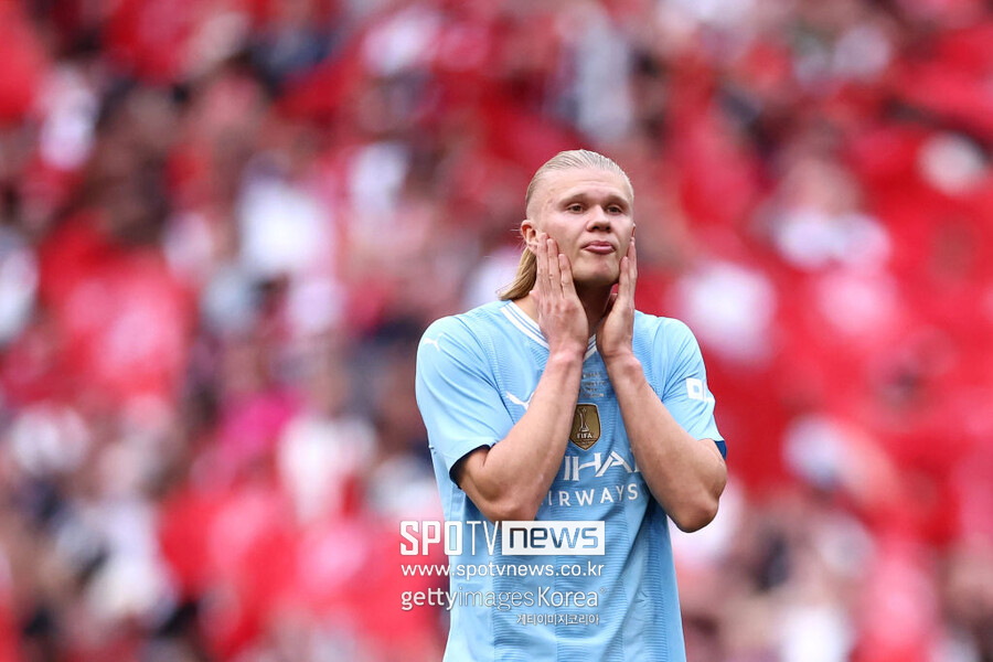 "당신은 나의 아이돌입니다!" 우상 마주친 '90골' 괴물 공격수, 특별한 사인 화제 "진짜 레전드"