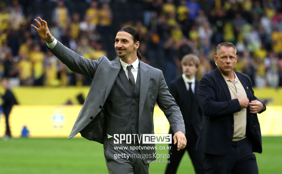 "당신은 나의 아이돌입니다!" 우상 마주친 '90골' 괴물 공격수, 특별한 사인 화제 "진짜 레전드"