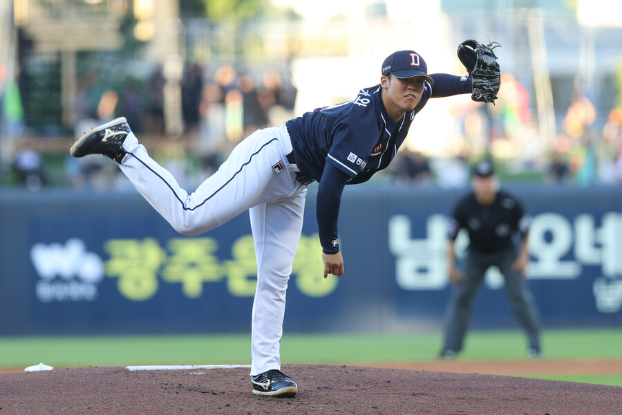 日에서 온 23세 청년의 151km 완봉급 역투…이승엽 함박웃음 "시라카와, 완벽투로 경기를 지배했다"