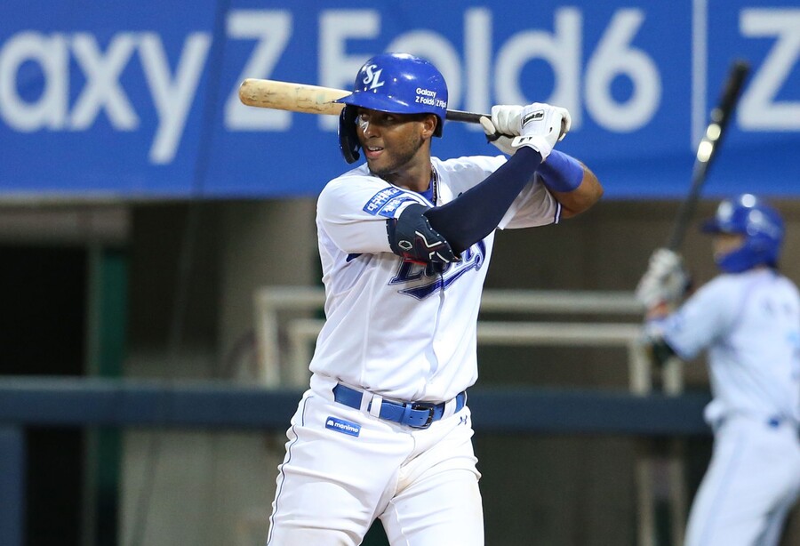 ‘삼성 비상’ 149km 강속구 하필 손목 강타, 복덩이 그대로 주저앉았다…“병원 검진 예정”