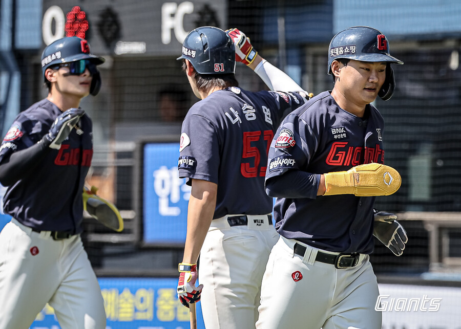 149km 강속구에 맞고 병원행…롯데 안도의 한숨, 17홈런 트레이드 보물 큰 부상 피했다