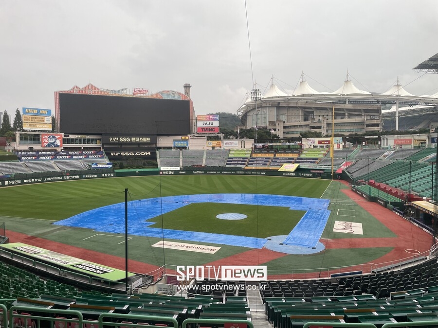 '반갑지 않은 우천 취소' 인천 SSG-LG·잠실 두산-NC전 취소…24일 재편성