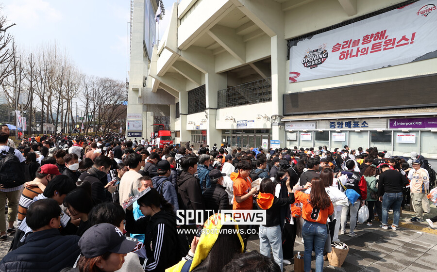 '초대박' LG, 드디어 롯데 대기록 깼다…KBO 43년 사상 최다 '139만 7499명' 관중 새 역사