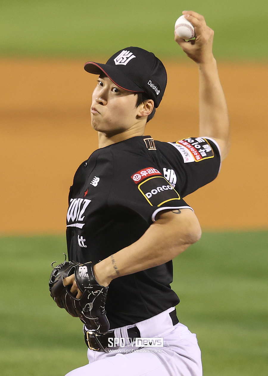 또 고개 숙인 13승 FA 최대어…148km 던져도 LG 타선 막을수 없었다