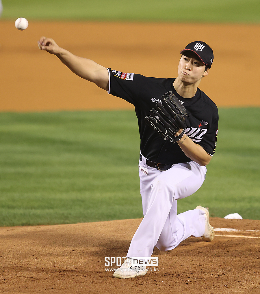 또 고개 숙인 13승 FA 최대어…148km 던져도 LG 타선 막을수 없었다