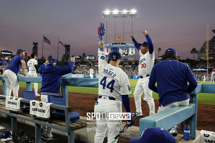 누가 로버츠에게 '돌'을 던질까…"감독 인기투표 우승후보 아냐"→현란한 불펜 운영으로 WS 진출