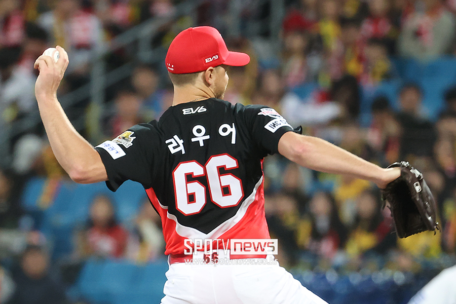라우어의 잔인한 하루, 이렇게 잘 던졌는데… 5이닝 8K 역투 날린 뼈아픈 피홈런 2방