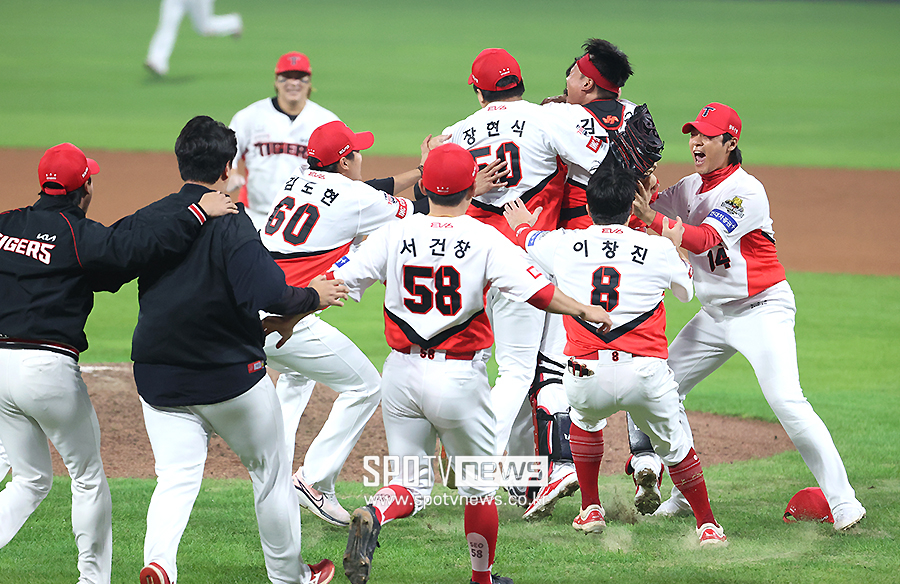 'V12' 타이거즈 KS 불패 신화 영원하리…KIA 7년 만에 통합 우승! 광주서 37년 만에 감격 피날레