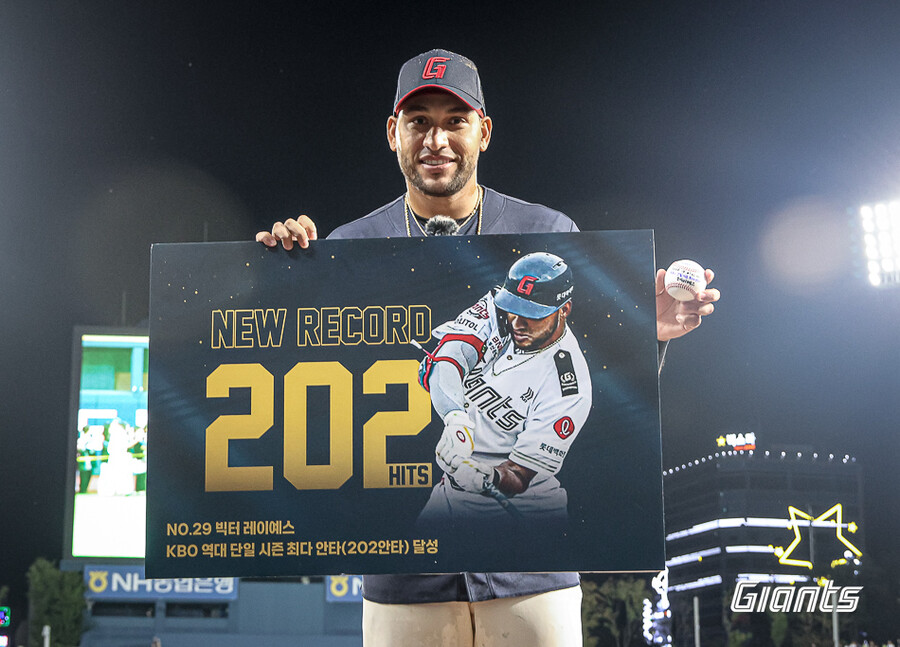 'KBO 202안타 신기록' 레이예스 롯데 남는다…총액 125만 달러에 잔류