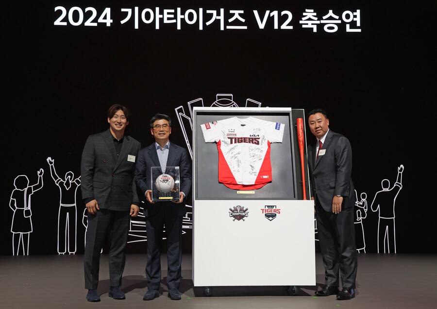 'V12' 명문구단 클래스…KIA, 호남지역 27개 학교 야구부에 기부금 7억 1000만 원 쾌척