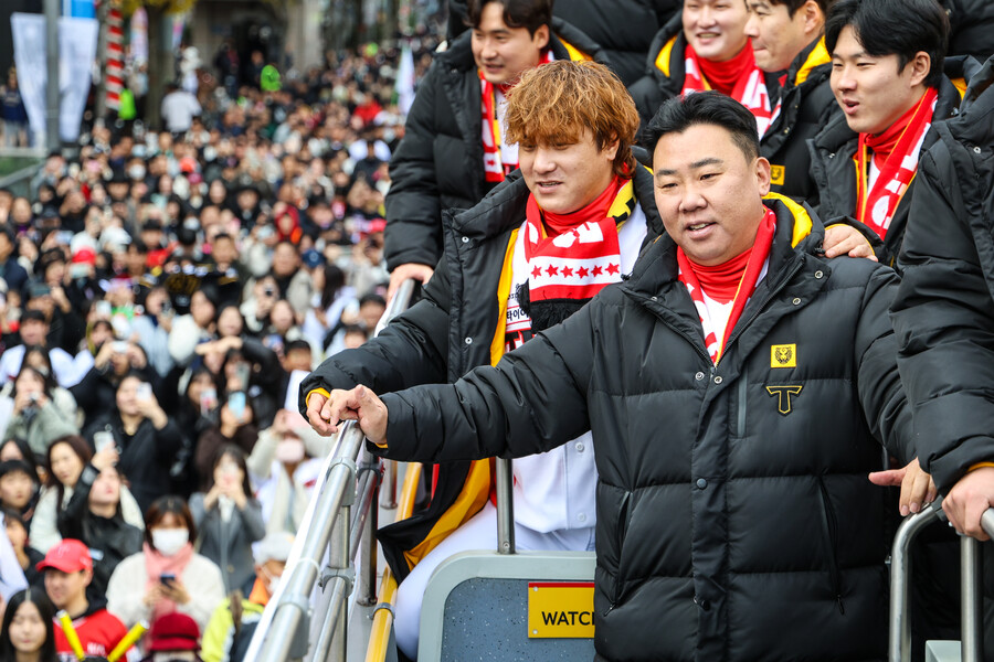 KIA, V12 타이거즈 페스타서 팬들과 우승 기쁨 나눴다…카퍼레이드 1만여명 운집