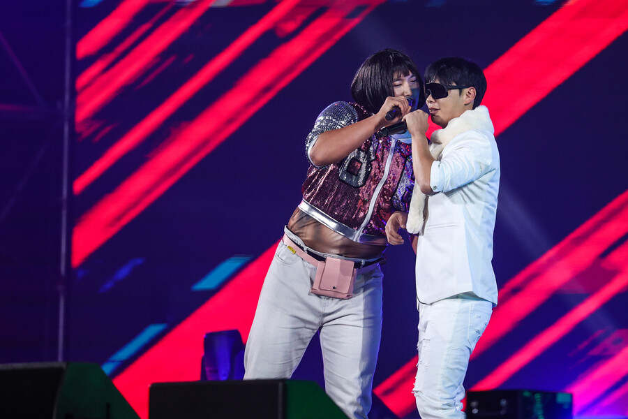 KIA, V12 타이거즈 페스타서 팬들과 우승 기쁨 나눴다…카퍼레이드 1만여명 운집