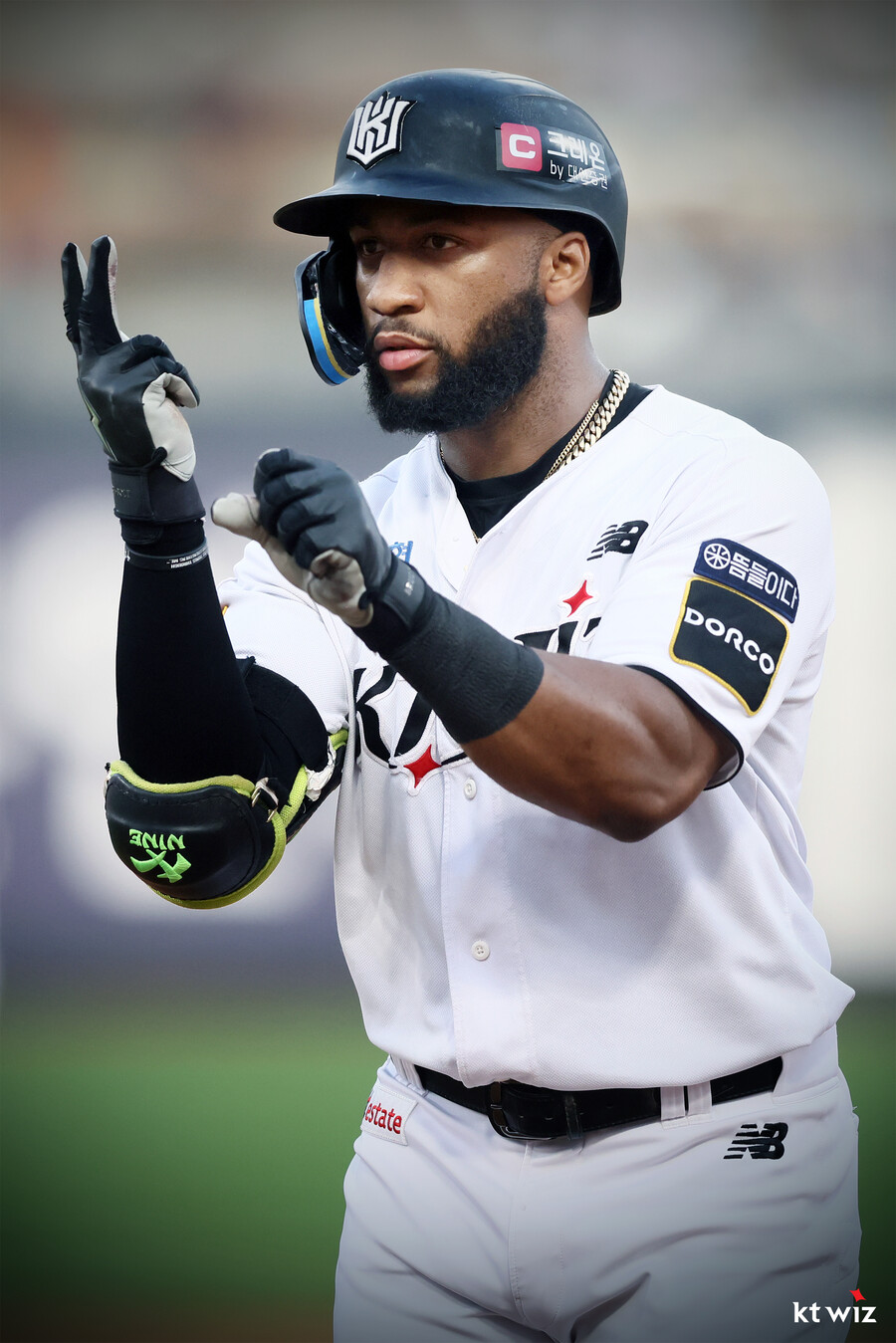 美日 관심→구단 이름까지 떴는데…로하스는 kt 재계약 도장 찍었다 '총액 180만 달러'