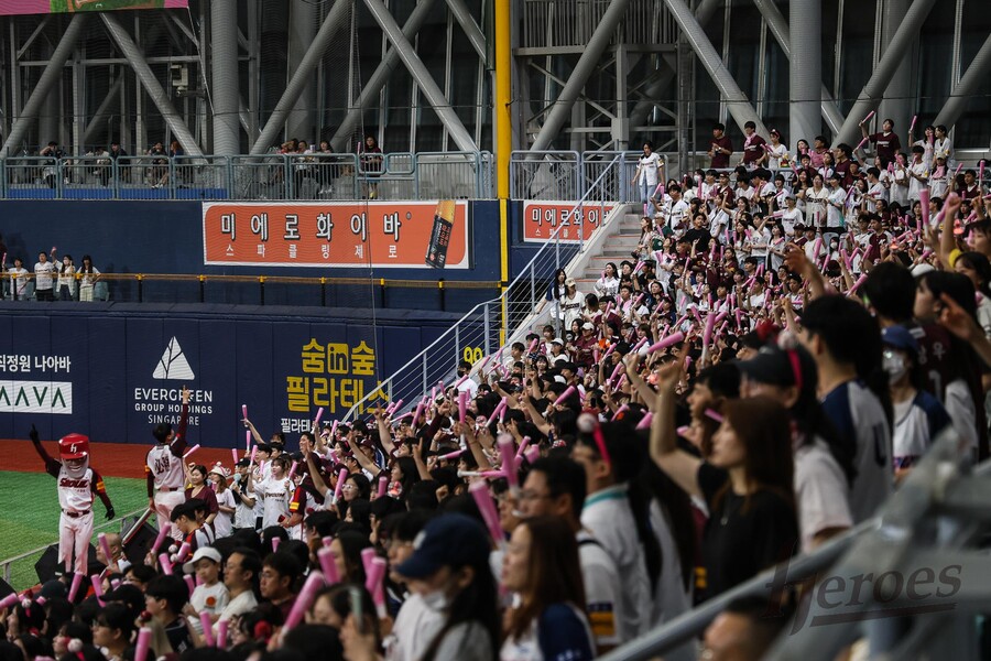 이정후 떠나도 팬들은 남았다, 키움 히어로즈는 어떻게 2030 여성 팬의 '최애'가 됐나 [천만사④]