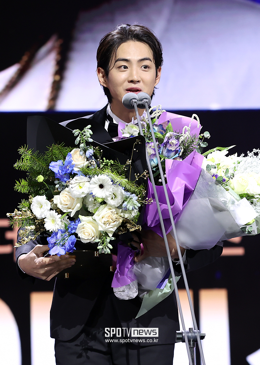 '단 6표차' KBO 타격왕이 탈락했다…'역대급 전쟁' GG 외야 구자욱-레이예스-로하스 수상 영광