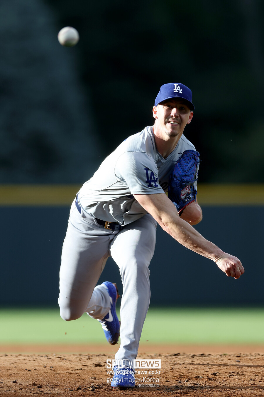 다저스 156km 우승영웅 충격 이적…겨우 1승 투수가 306억 초대박 '미쳤다'