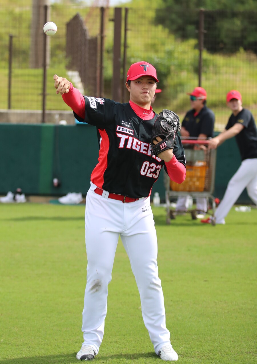 “고등학생 같지 않아” 칭찬일색 KIA 1R 우완, 신인 유일 스프링캠프 합류…이범호 감독 눈도장 찍을까
