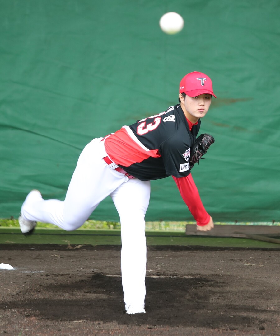 “고등학생 같지 않아” 칭찬일색 KIA 1R 우완, 신인 유일 스프링캠프 합류…이범호 감독 눈도장 찍을까