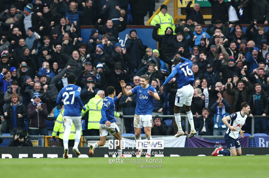 [PL REVIEW] 충격! 손흥민이 강등 위기라니...토트넘, 에버튼 원정서 2-3 패배...리그 6연속 무승→'벤치' 양민 ...