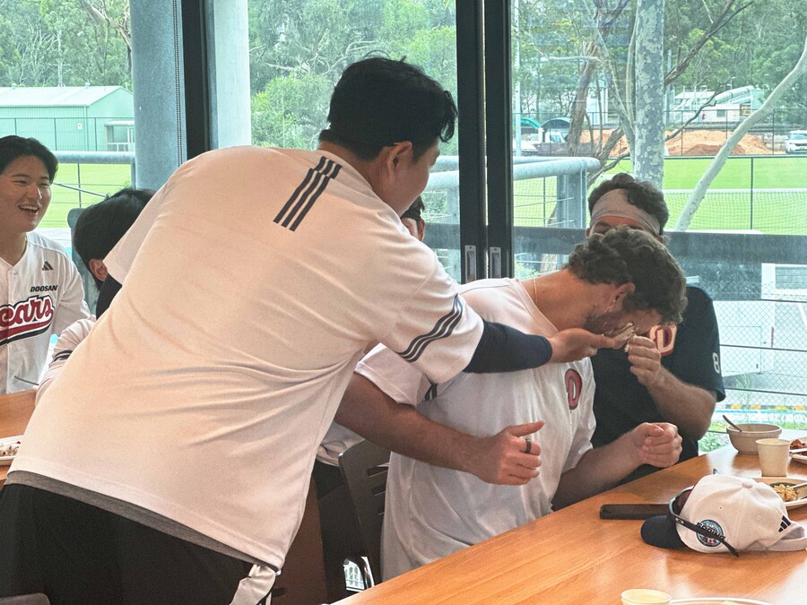 'ML 28승' 두산에 온 153km 공포의 좌완이 깜짝 놀랐다…동료들이 마련한 생일파티에 감동