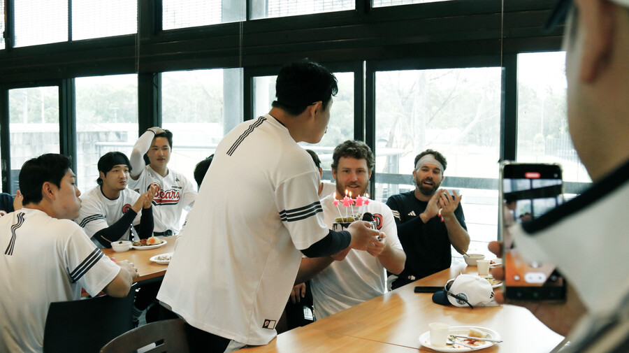 'ML 28승' 두산에 온 153km 공포의 좌완이 깜짝 놀랐다…동료들이 마련한 생일파티에 감동