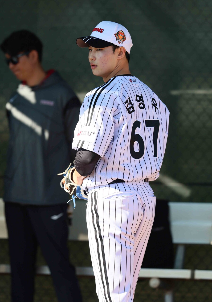"김택연처럼 클수 있도록…" LG 52억 마무리 이탈 대비, 벌써 151km 던지는 특급신인 있다