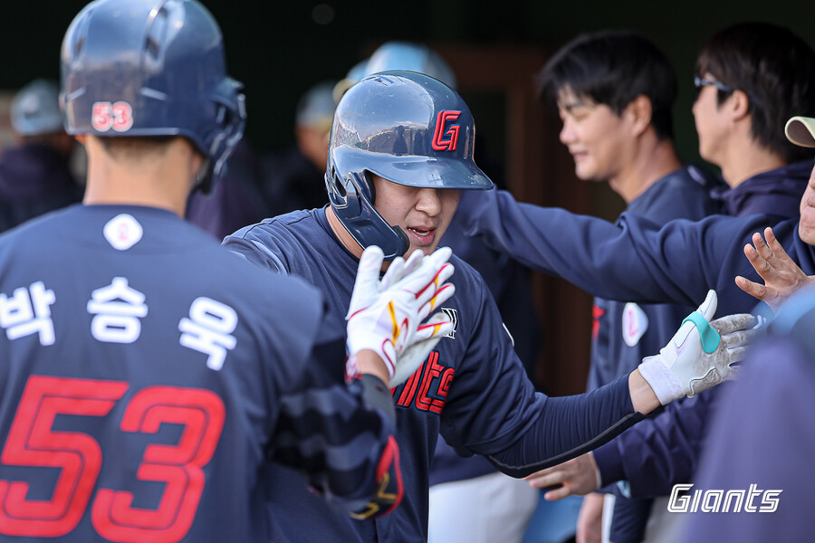 롯데는 日 165km 괴물 없어도 힘겨웠다…천재타자 홈런포에 위안, 에이스는 148km 위력투