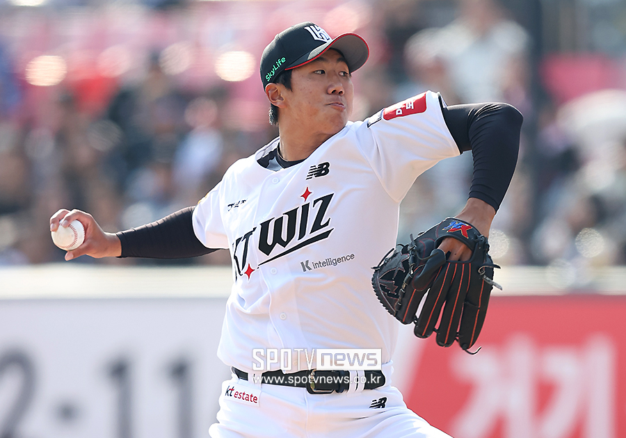 "뿌듯하다" 서울고 3학년 10반이 수원에서 만났다…kt LG 1R 신인, 시범경기 데뷔전 K 신고식